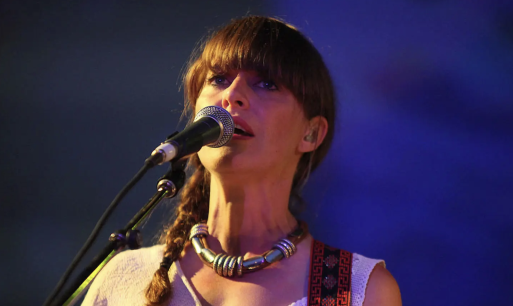 FEIST SHARES MULTITUDES - Kurated